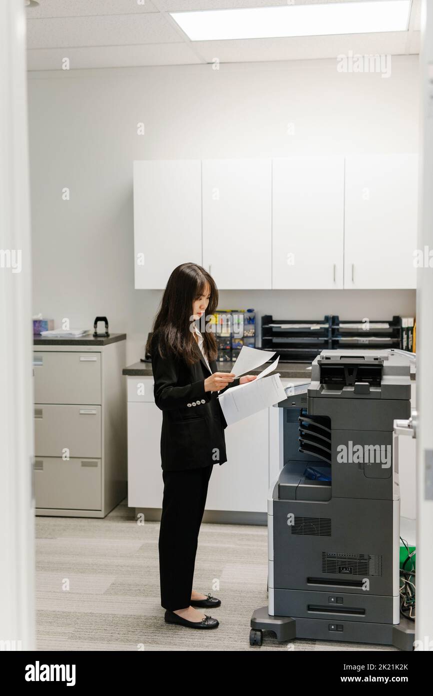 Using photocopier hi-res stock photography and images - Alamy