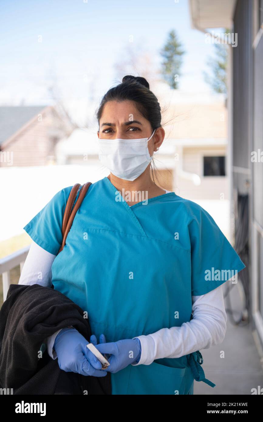 Black female face mask outdoors hi-res stock photography and images - Alamy
