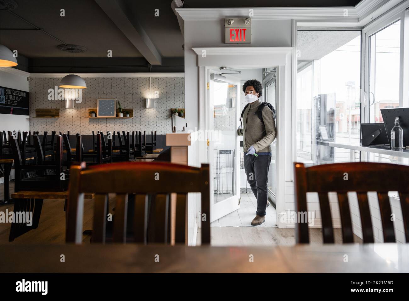 Entering restaurant hi-res stock photography and images - Alamy