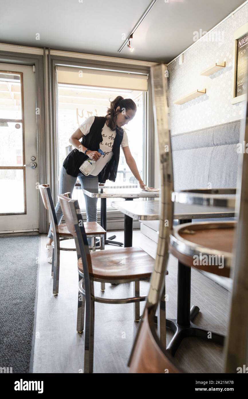 Person cleaning tables hi-res stock photography and images - Alamy