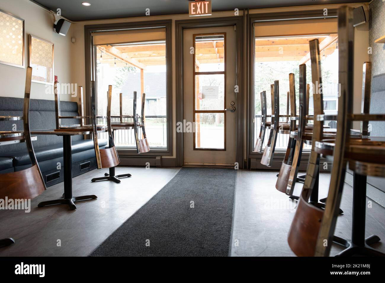 Cafe empty coronavirus hi-res stock photography and images - Alamy