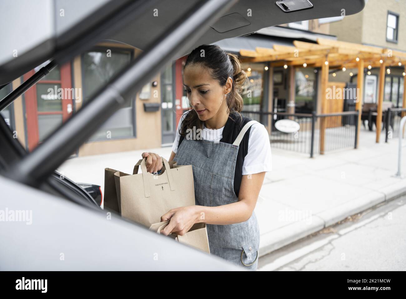 Car outside cafe hi-res stock photography and images - Alamy