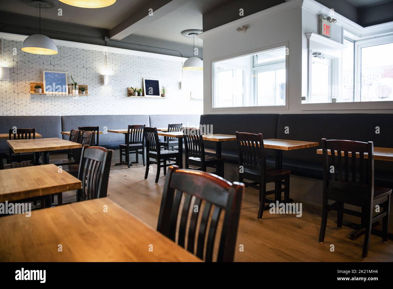 Empty restaurant hi-res stock photography and images - Alamy