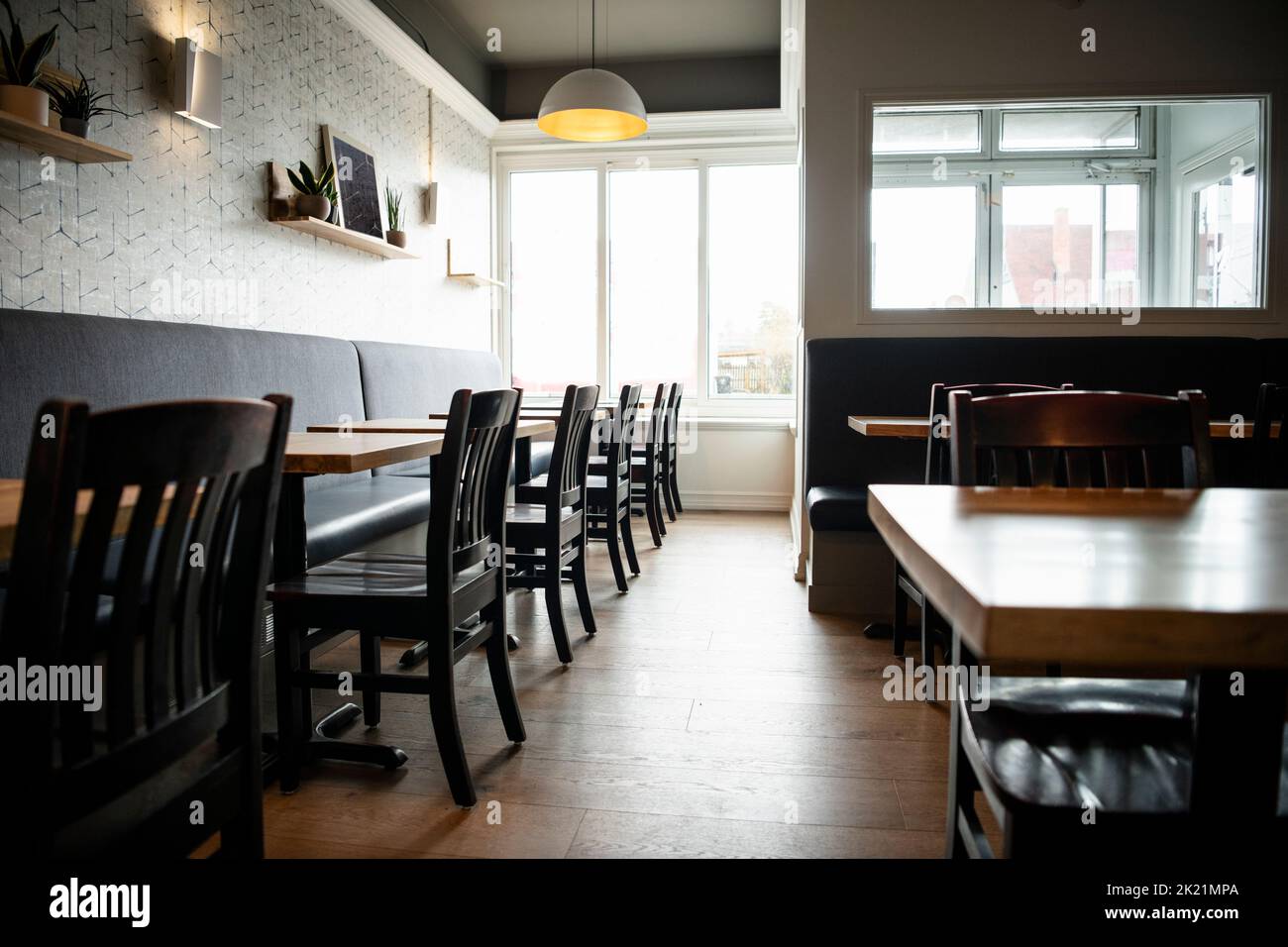 Empty table in restaurant hi-res stock photography and images - Alamy