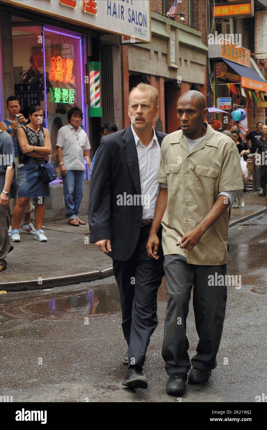 BRUCE WILLIS, MOS DEF, 16 BLOCKS, 2006 Stock Photo - Alamy