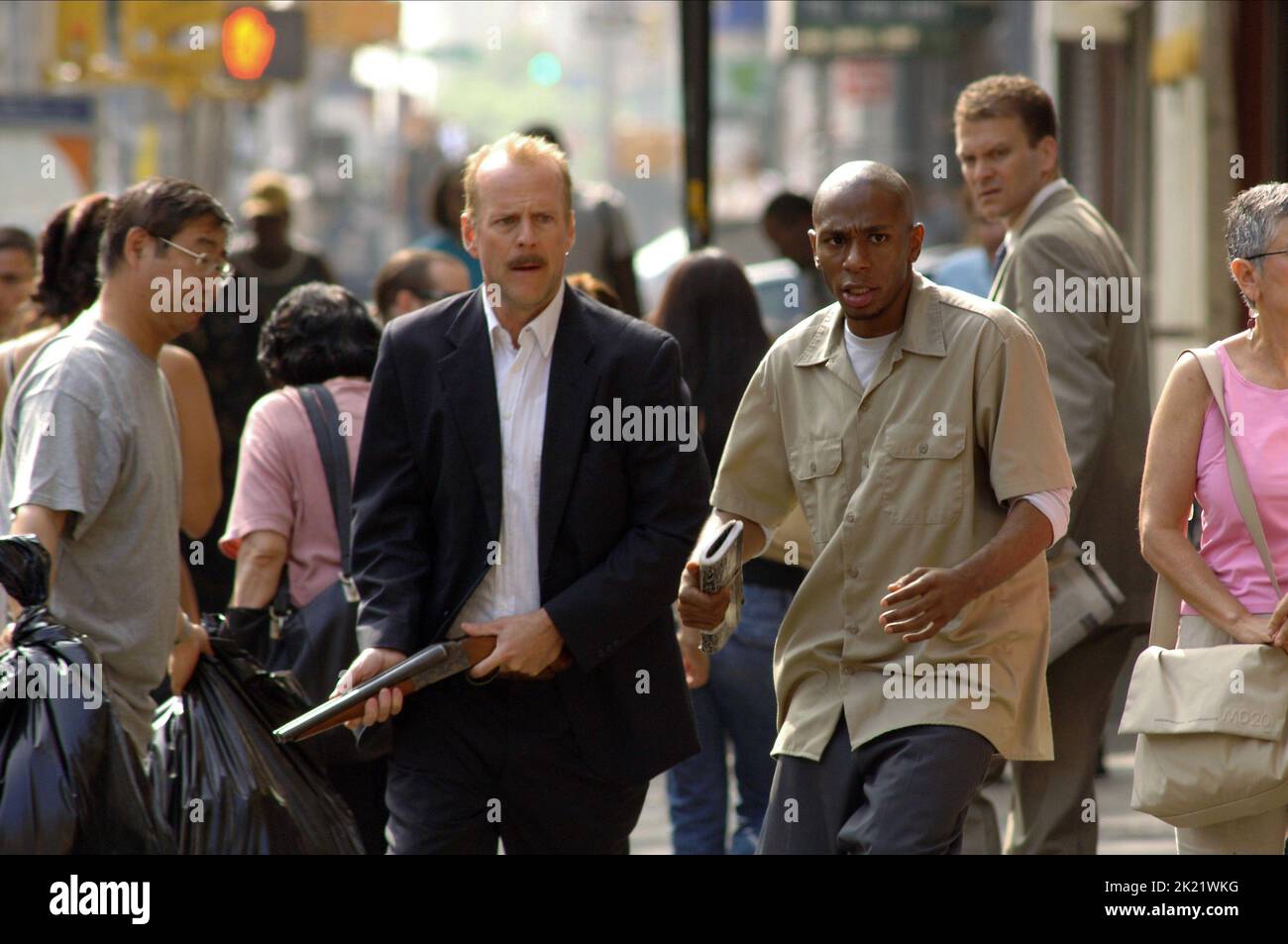BRUCE WILLIS, MOS DEF, 16 BLOCKS, 2006 Stock Photo - Alamy