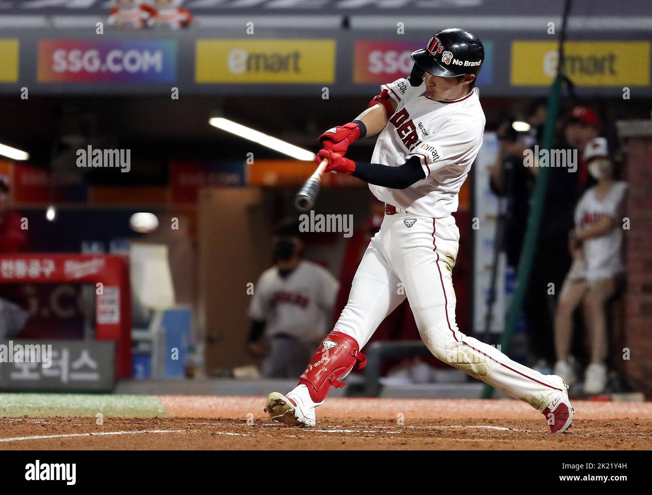 22nd Sep, 2022. Baseball: KT Wiz vs. SSG Landers Choi Ji-hoon of the SSG Landers hits a single ...