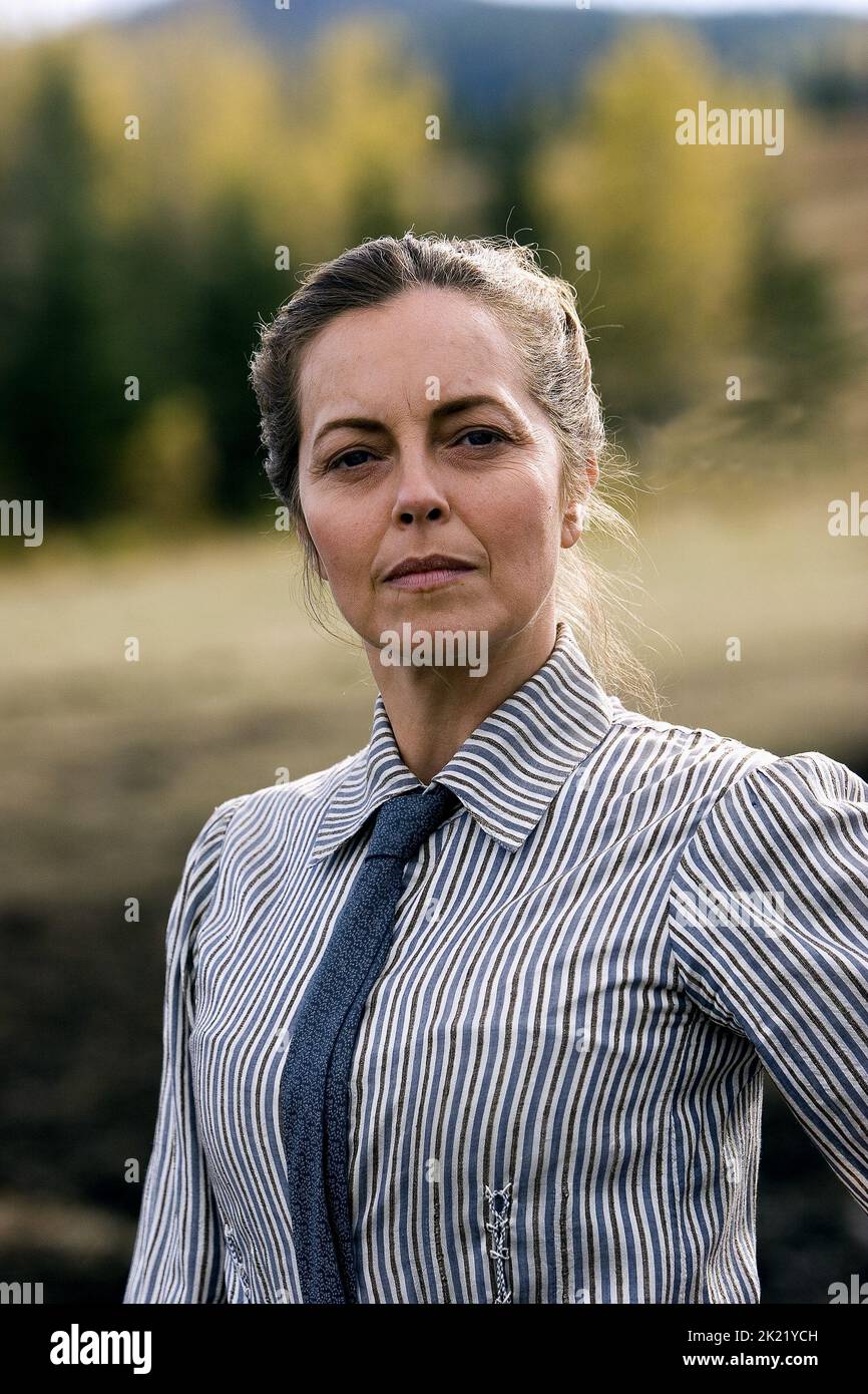 Greta scacchi hi-res stock photography and images - Alamy