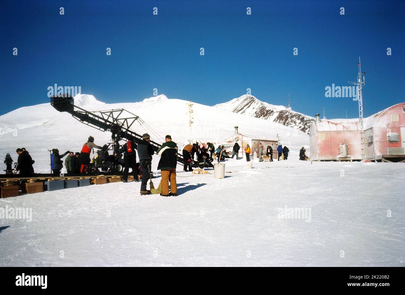 FILM CREW ON SET, EIGHT BELOW, 2006 Stock Photo - Alamy