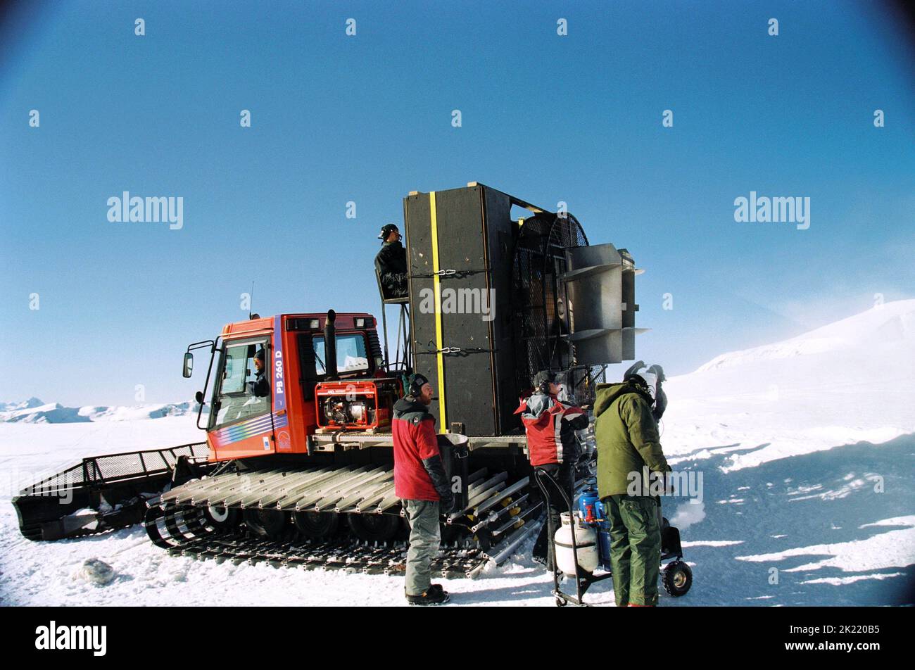 FILM CREW, EIGHT BELOW, 2006 Stock Photo - Alamy