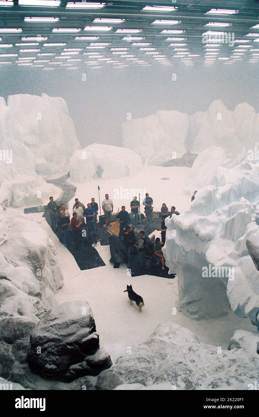 FILM CREW ON SET, EIGHT BELOW, 2006 Stock Photo - Alamy