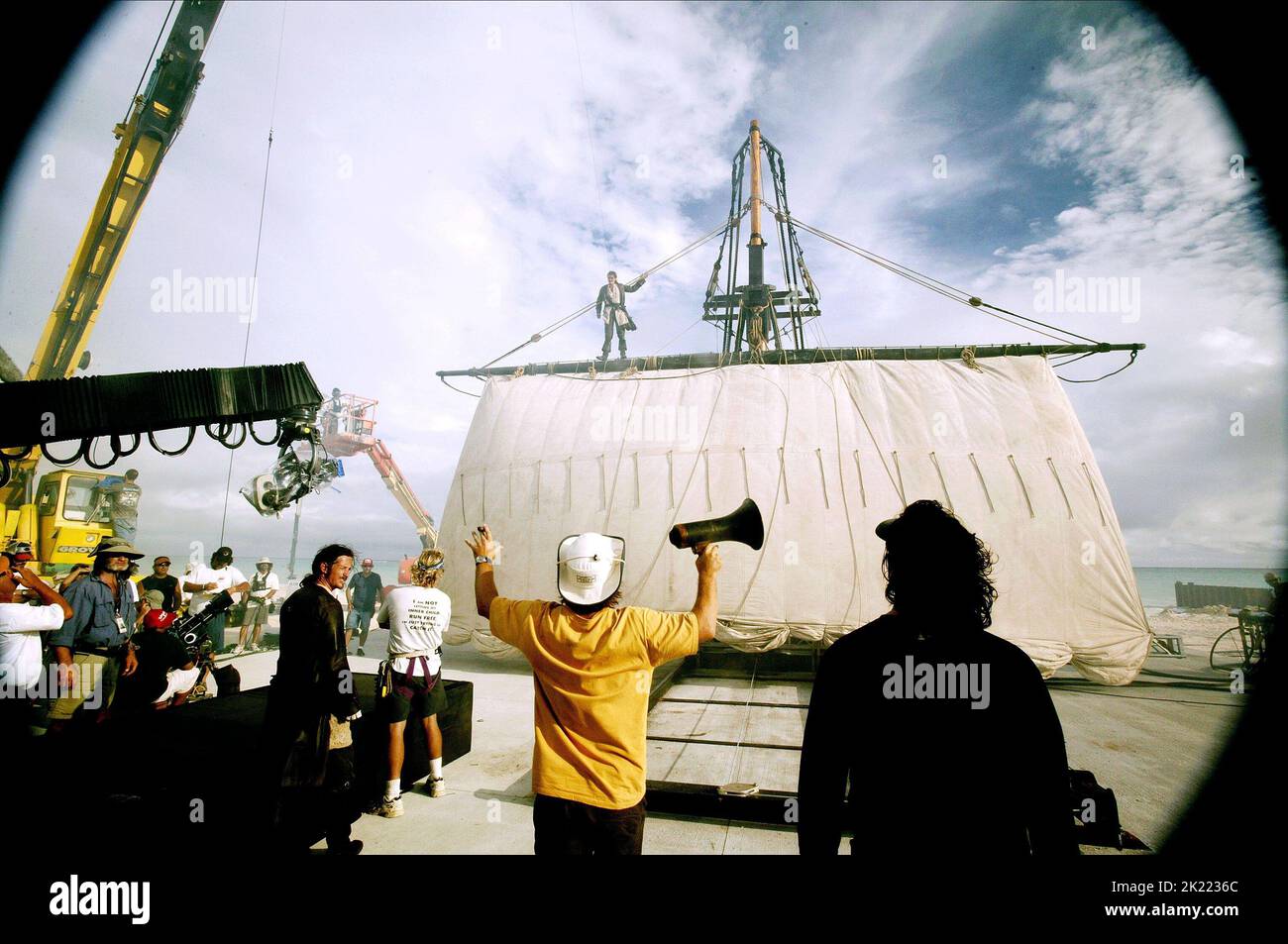 GORE VERBINSKI, ORLANDO BLOOM, PIRATES OF THE CARIBBEAN: DEAD MAN'S ...