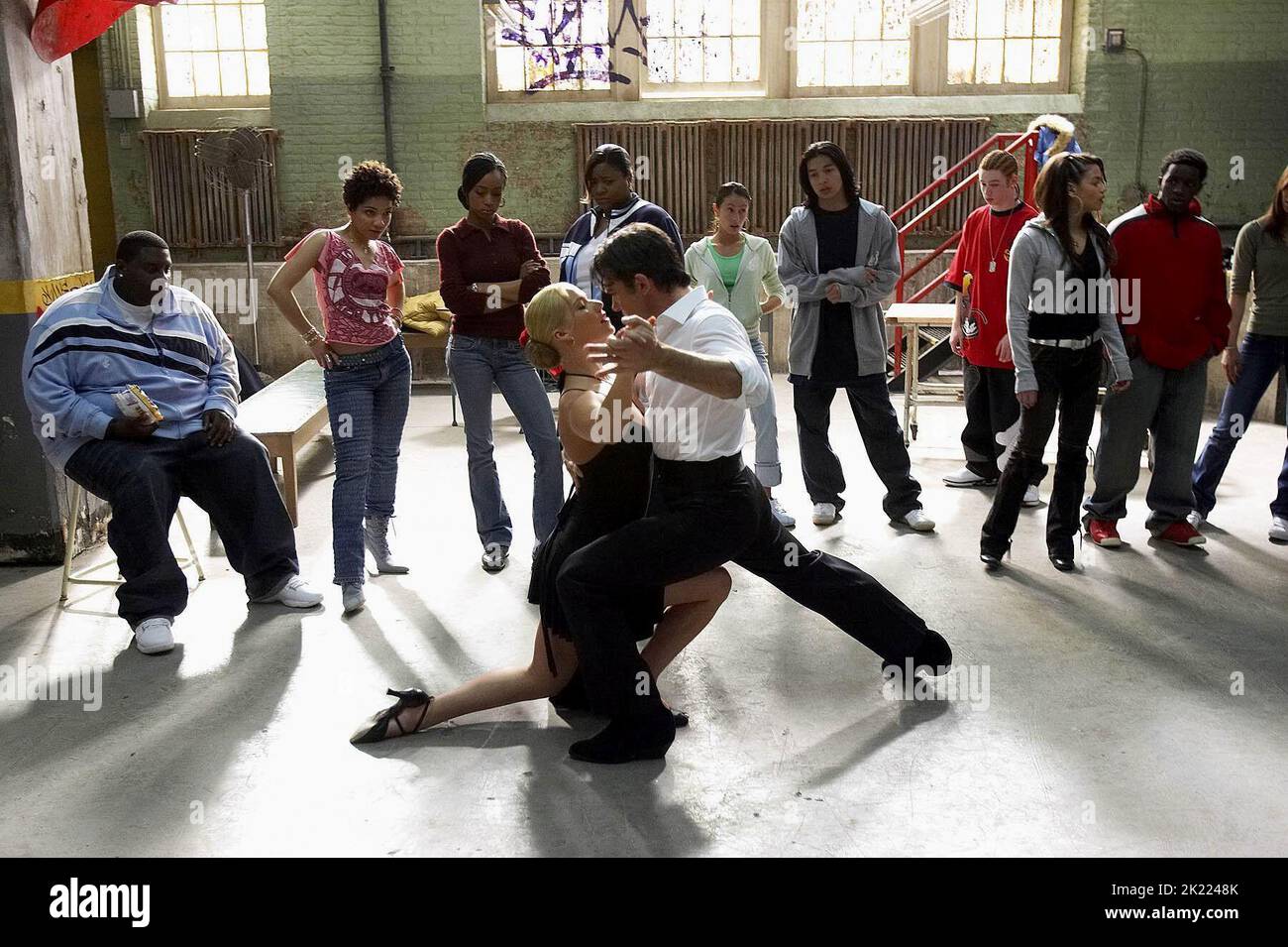 ANTONIO BANDERAS, DANCE CLASS STUDENTS, TAKE THE LEAD, 2006 Stock Photo ...