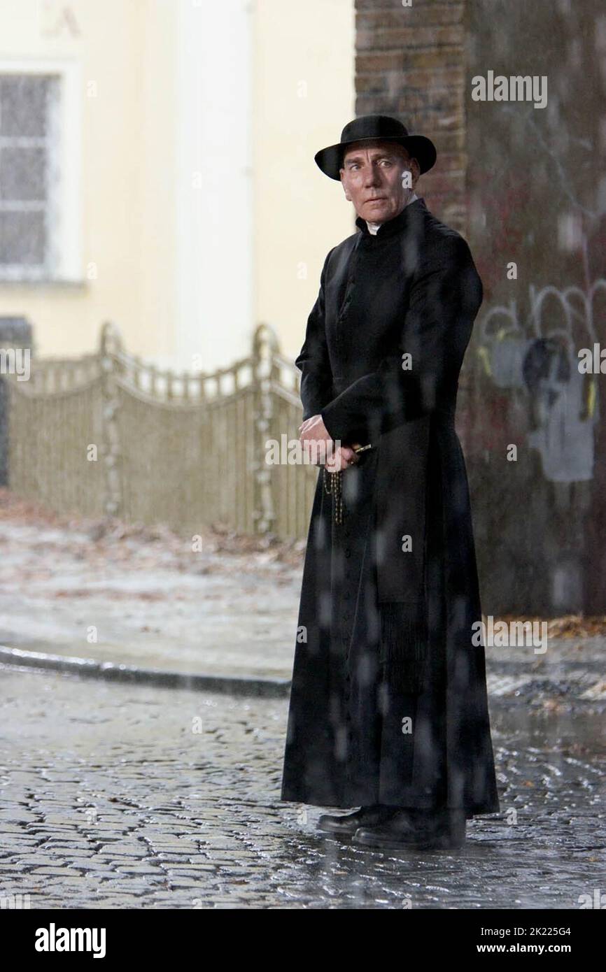 PETE POSTLETHWAITE, THE OMEN, 2006 Stock Photo - Alamy
