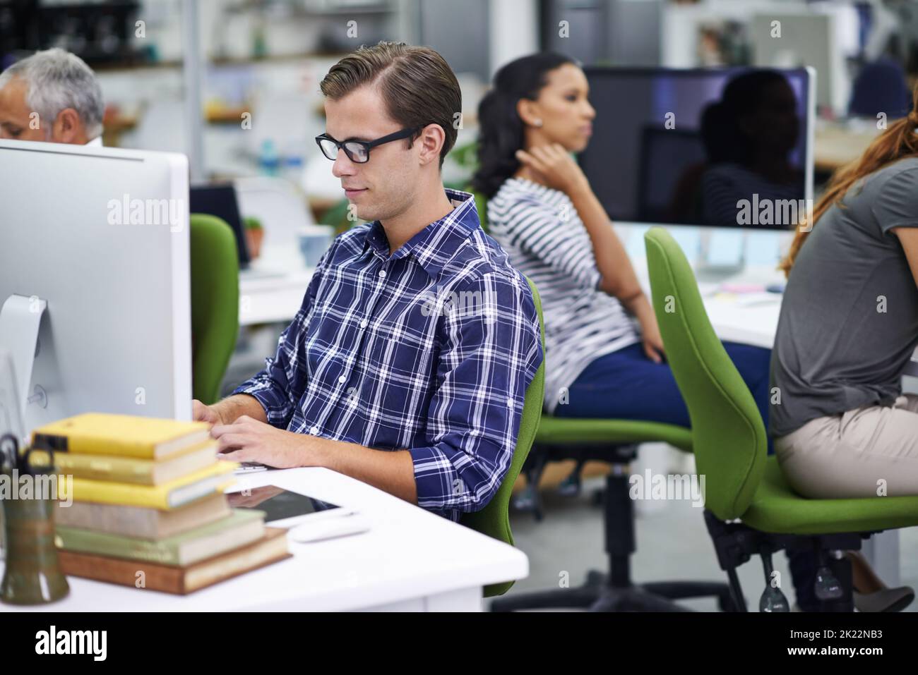 Women men sitting computers hi-res stock photography and images - Alamy