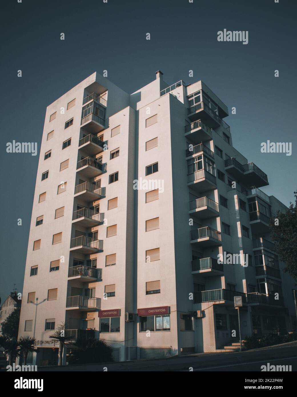 Residential building vertical hi-res stock photography and images - Alamy