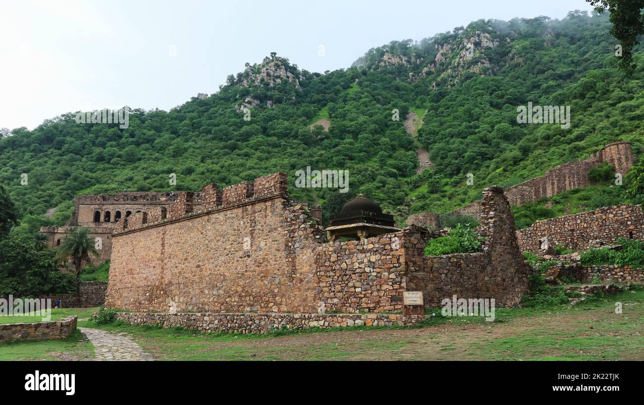 Ruined Walls of Bhangarh Fort, Bhangarh, Rajasthan, India Stock Photo ...