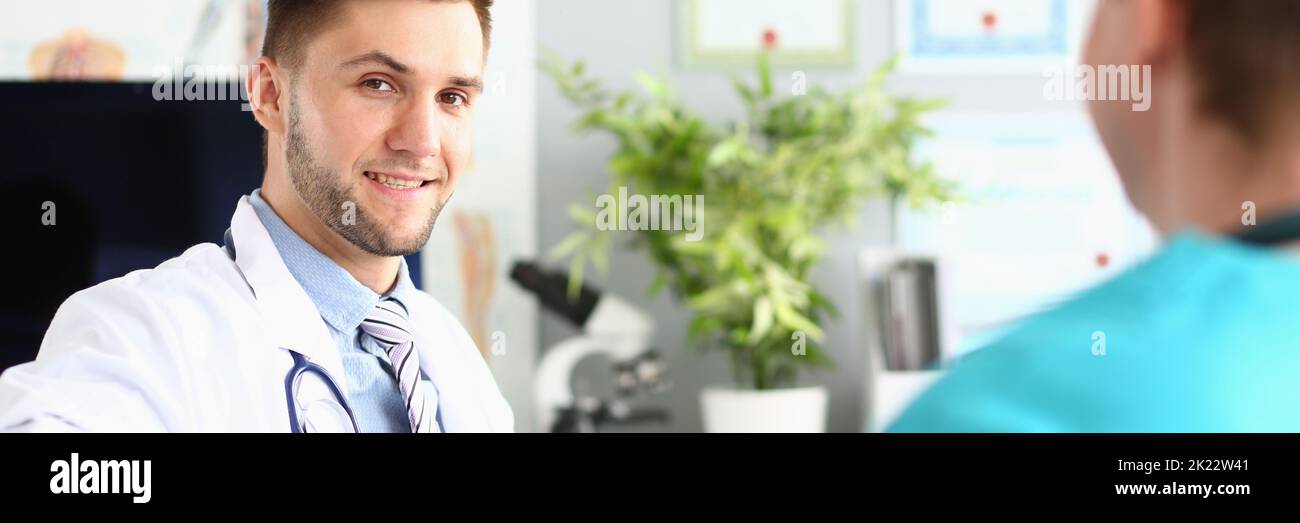 Two doctors discussing the medical diagnosis of patient Stock Photo - Alamy