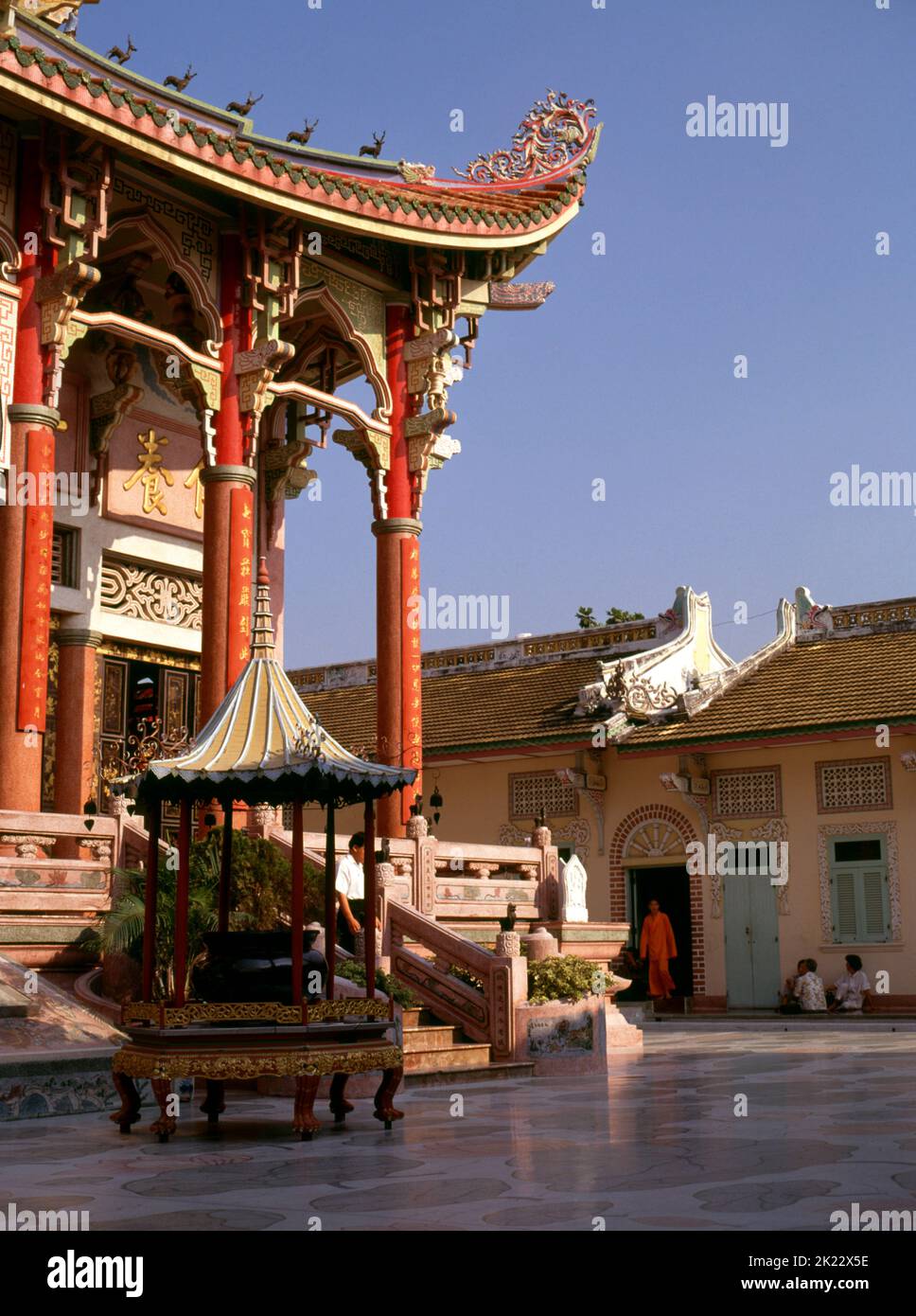 Thailand: The main viharn (assembly hall), Wat Pho Maen Khunaram ...