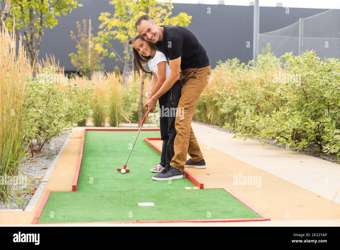 Father daughter playing golf hi-res stock photography and images - Alamy