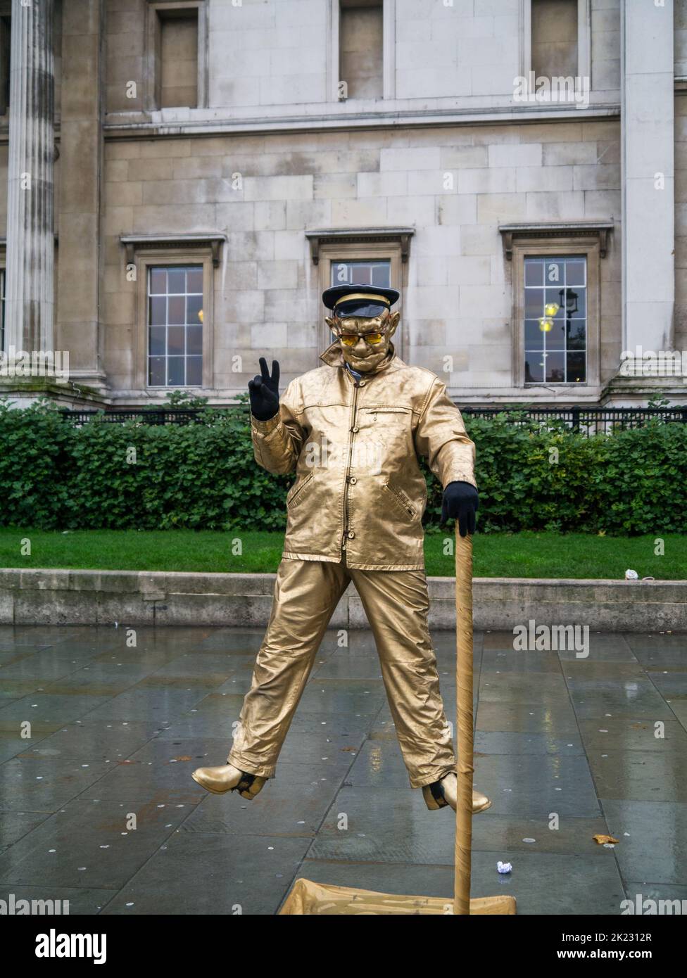 Living statue london hi-res stock photography and images - Alamy