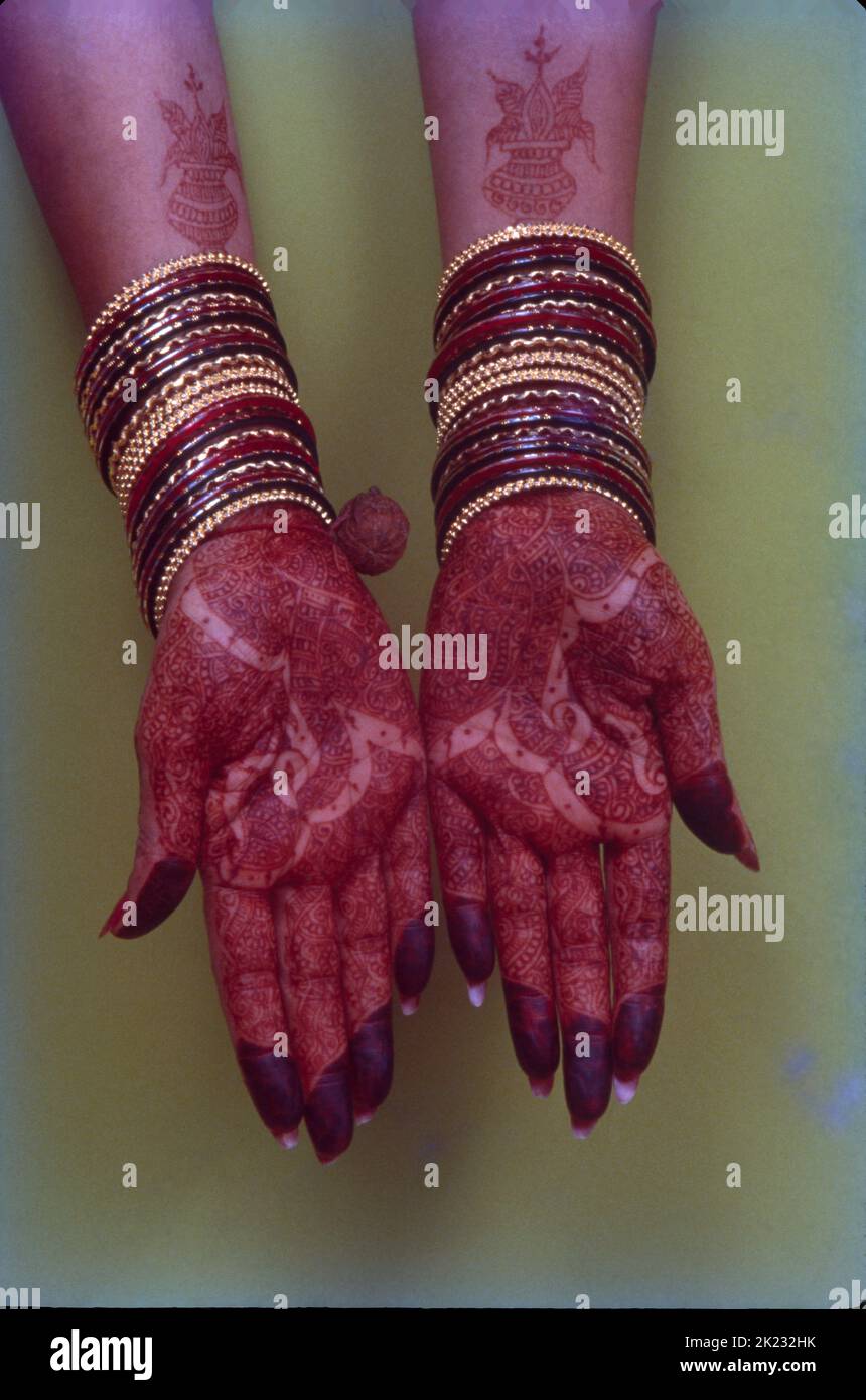 Brides Hands, Henna Design, Mehadi, India Stock Photo - Alamy