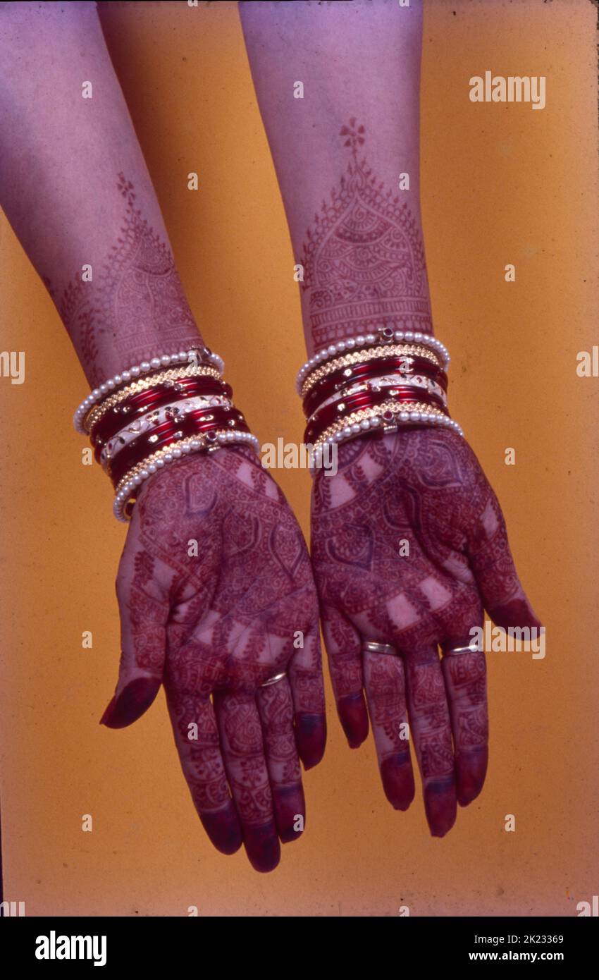 Brides Hands, Henna Design, Mehadi, India Stock Photo - Alamy