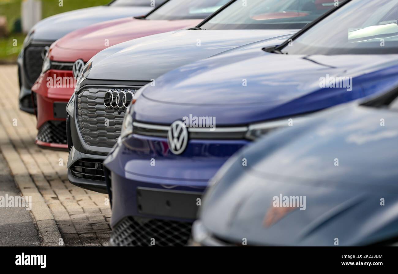 Zwickau, Germany. 26th Apr, 2022. An Audi Q4 e-tron Sportback (l-r), VW ...