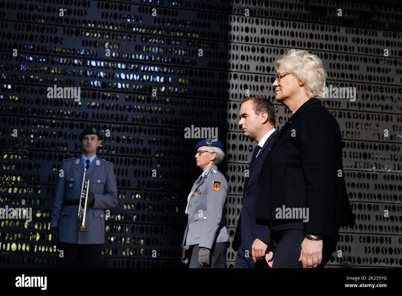 Berlin, Germany. 22nd Sep, 2022. Christine Lambrecht (SPD, r ...