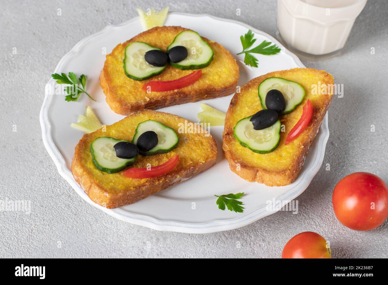 Tomato frog eating hi-res stock photography and images - Alamy