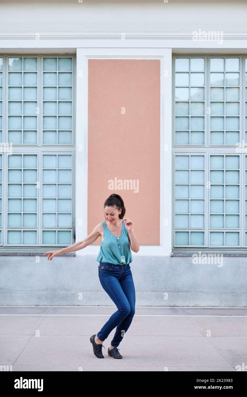 Solo person hi-res stock photography and images - Alamy