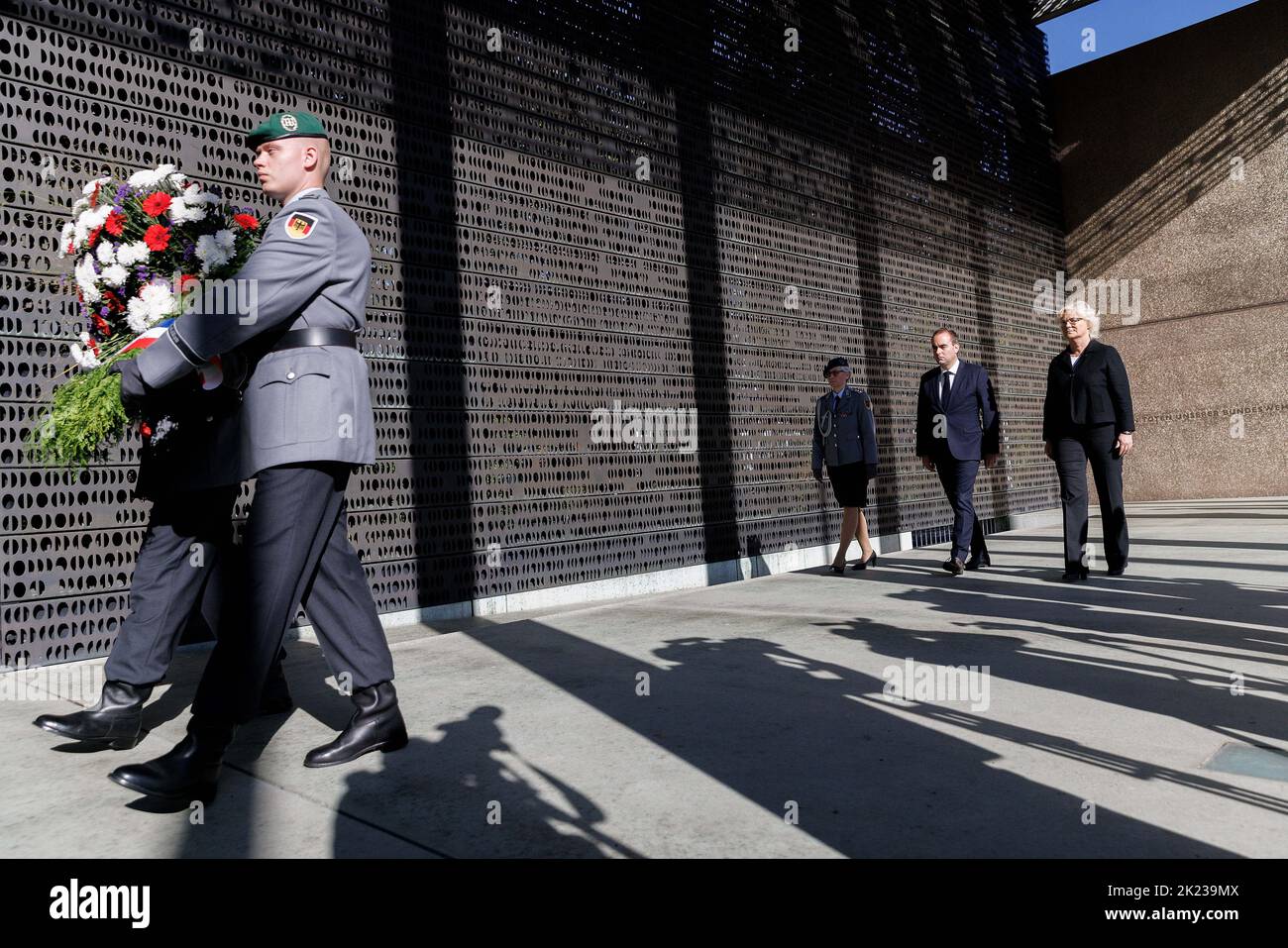 Berlin, Germany. 22nd Sep, 2022. Christine Lambrecht (SPD, r ...