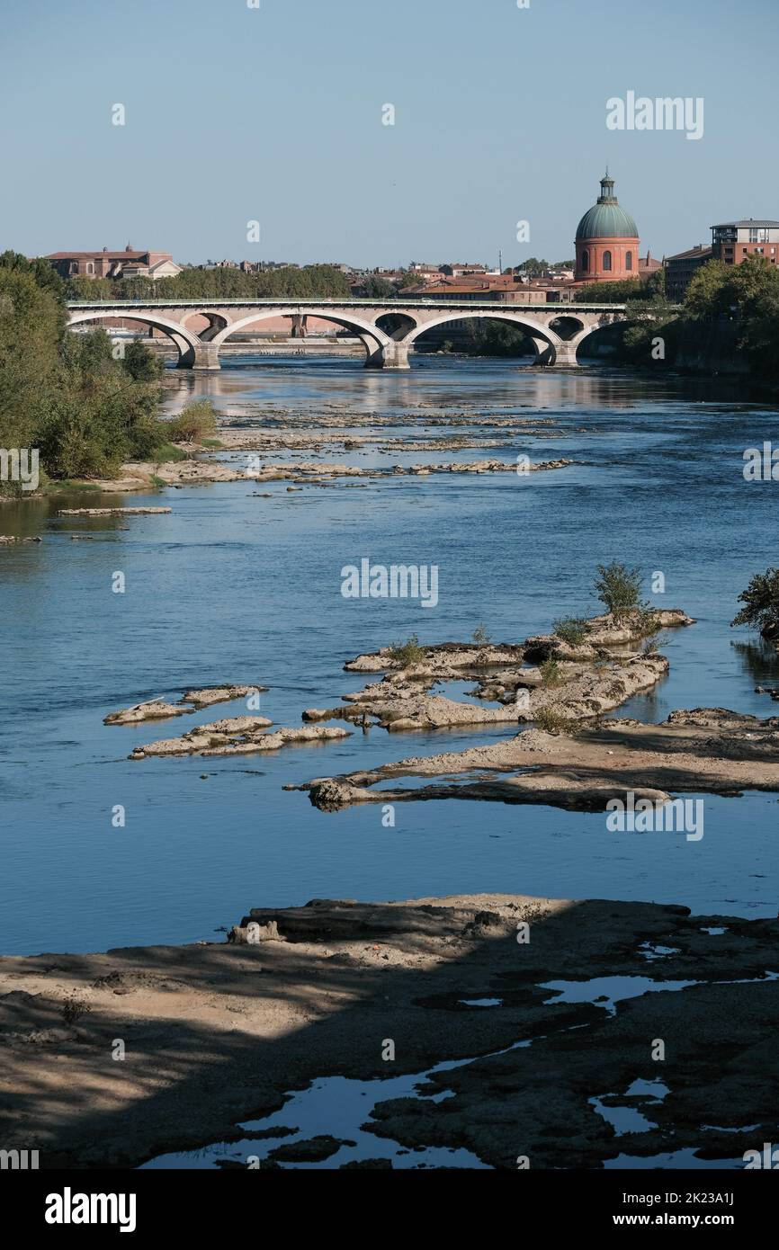 In Toulouse (France), the Garonne is experiencing its lowest level in ...