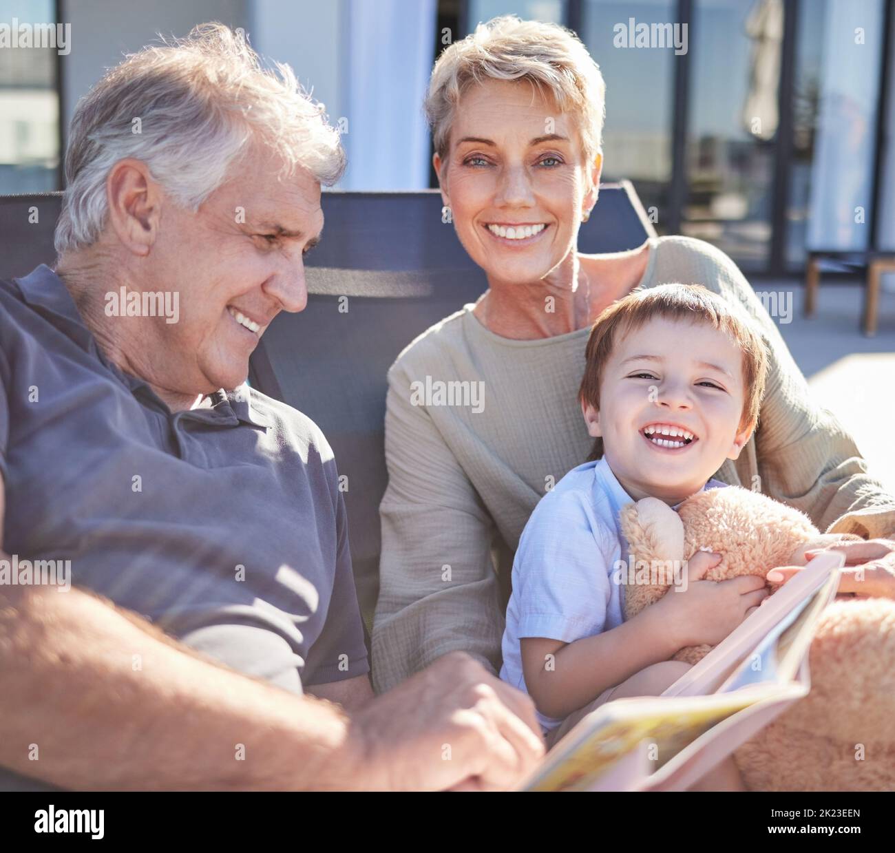 Elderly reading to children hi-res stock photography and images - Alamy