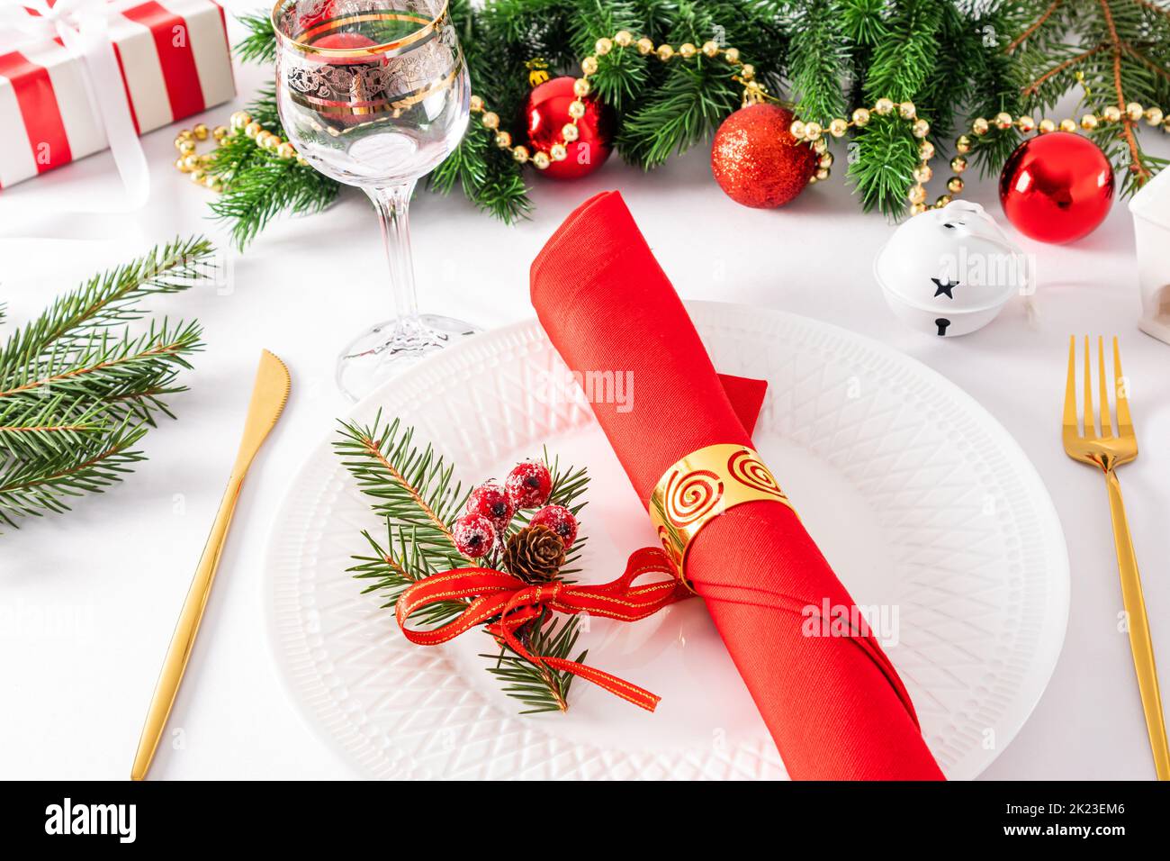 Serving a Christmas table with a plate, gold cutlery, Christmas ...