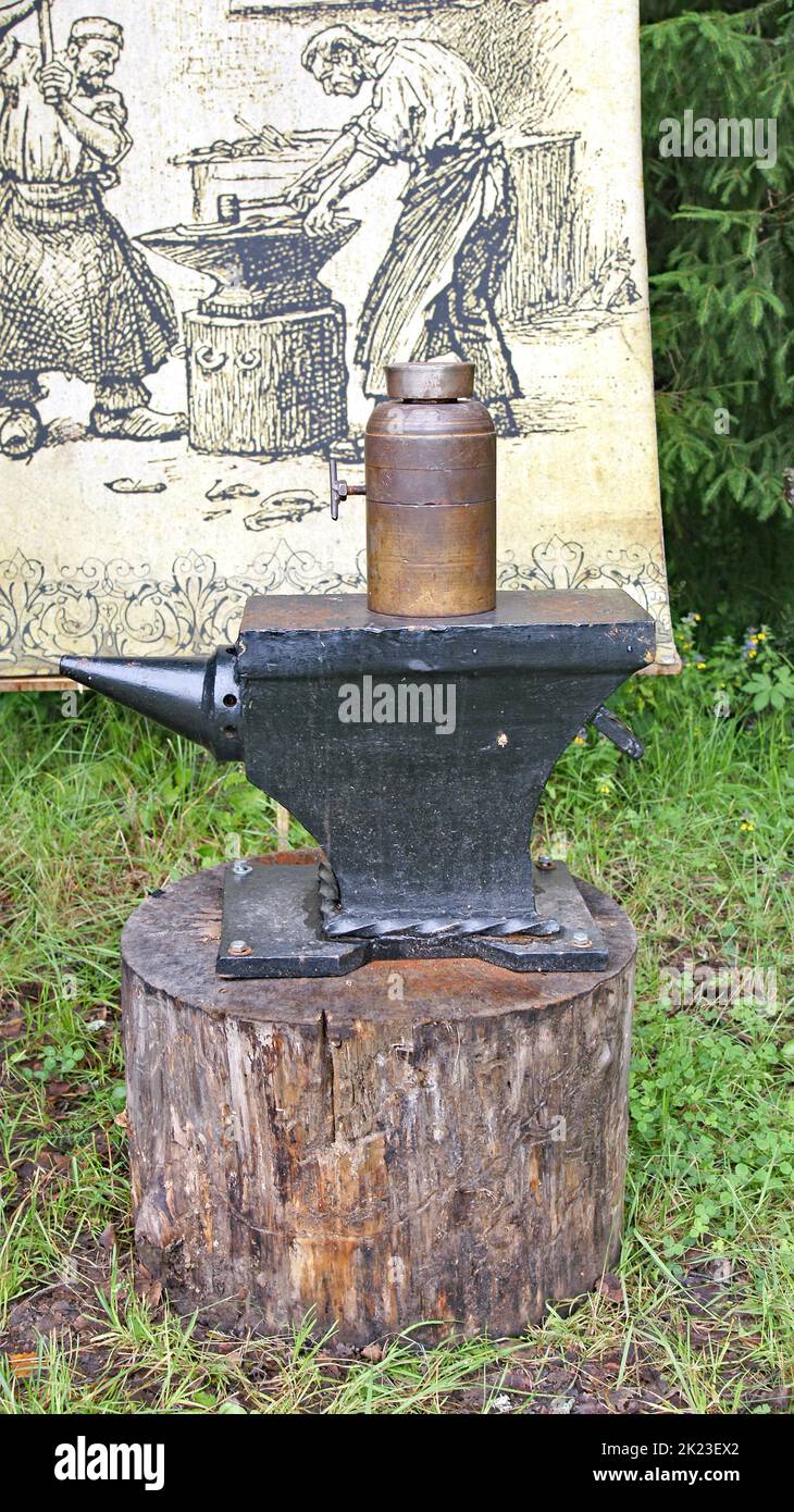 Anvil blow hi-res stock photography and images - Alamy