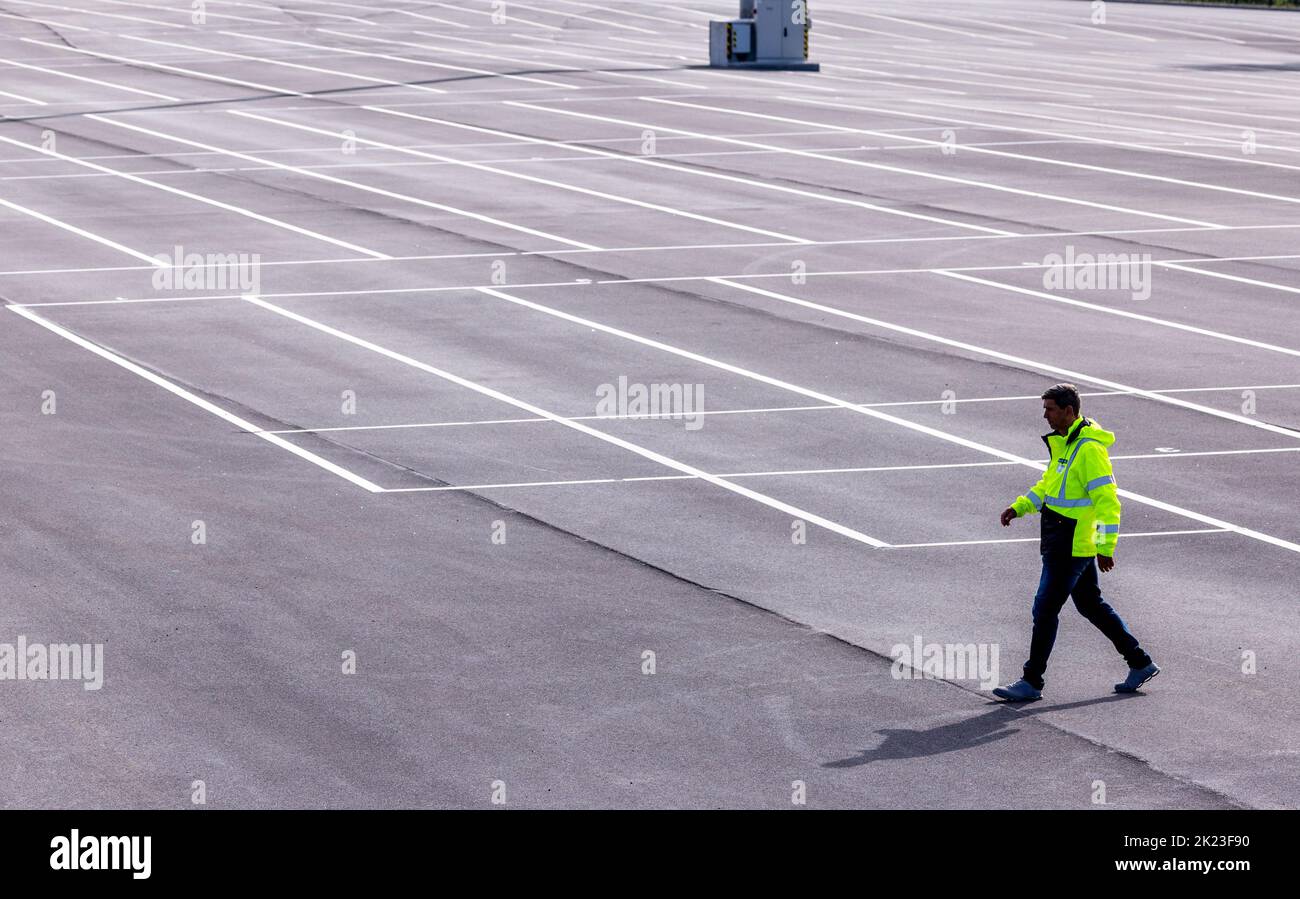 Rostock, Germany. 22nd Sep, 2022. An Autolink employee walks across one ...