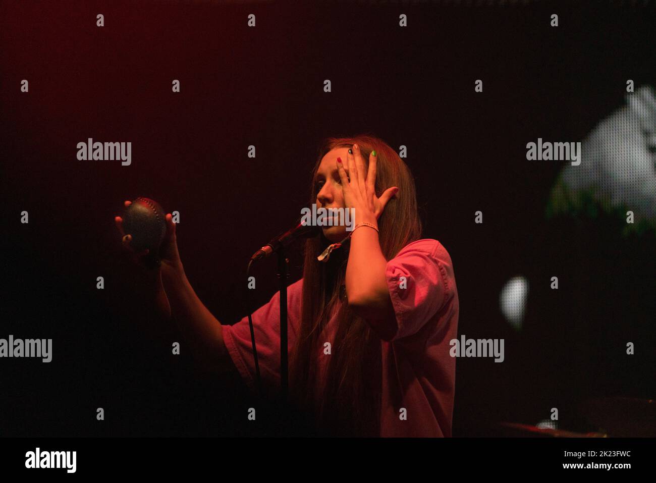 Florence Shaw from Dry Cleaning playing on the Far Out Stage at Green ...