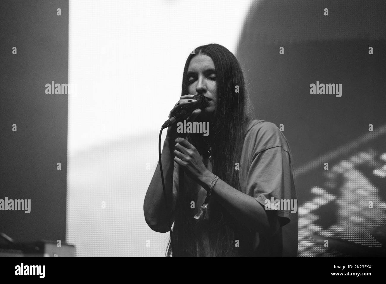 Florence Shaw from Dry Cleaning playing on the Far Out Stage at Green ...