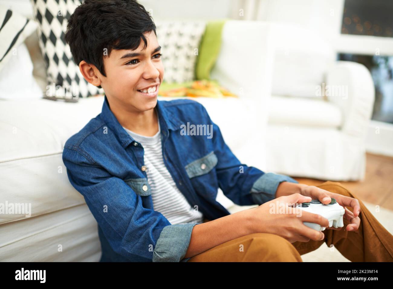 Boy playing video games hi-res stock photography and images - Alamy