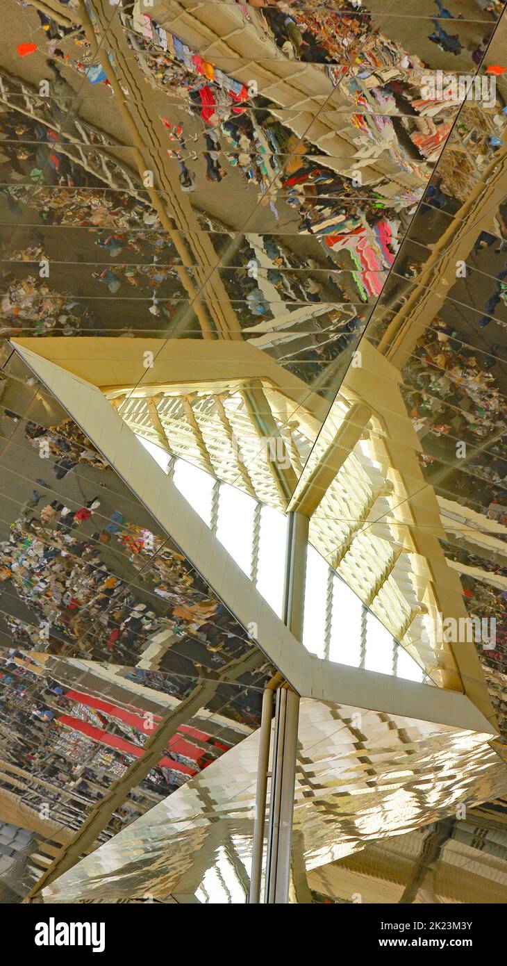 Reflective ceiling mirrored ceiling hi-res stock photography and images ...