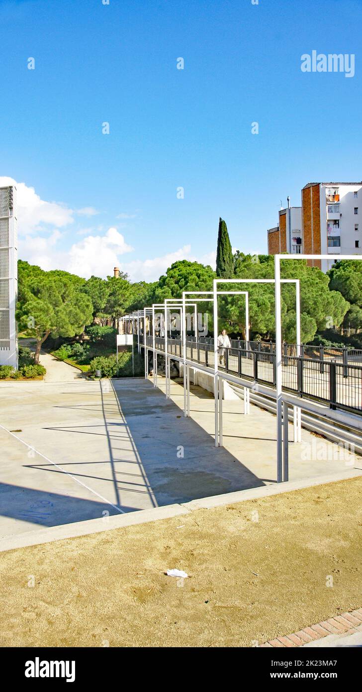 ornamental structures in parallel and with perspective in El Clot park ...