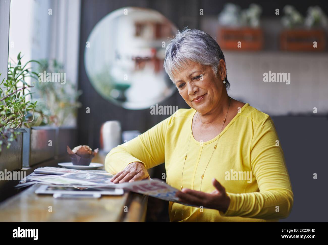 Inside a newspaper shop hi-res stock photography and images - Alamy