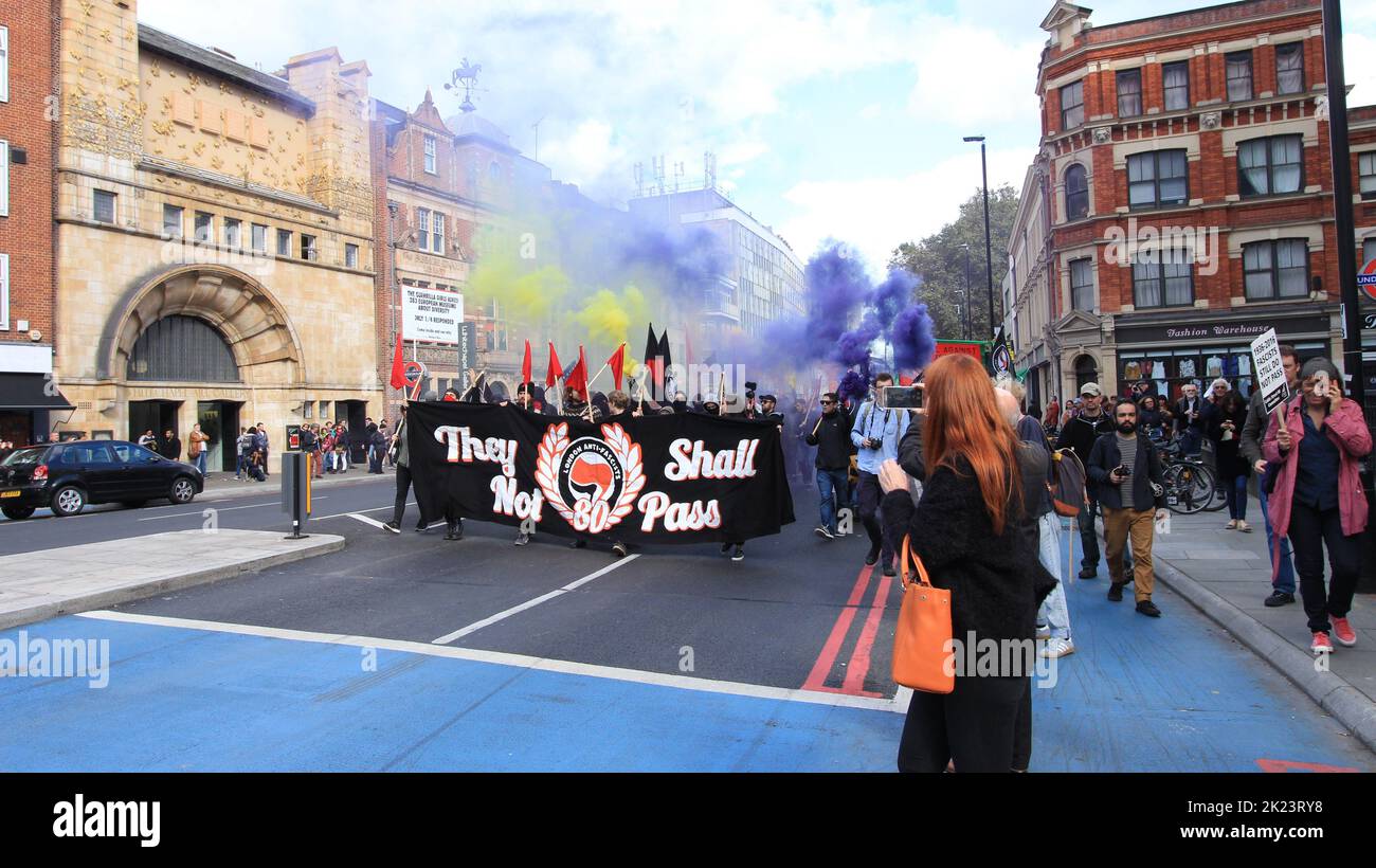 Anti-fascist protestors commemorate the Battle of Cable Street in ...