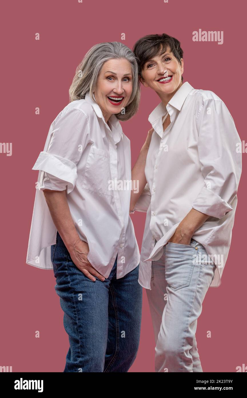 Photo two women dressed hi-res stock photography and images - Alamy