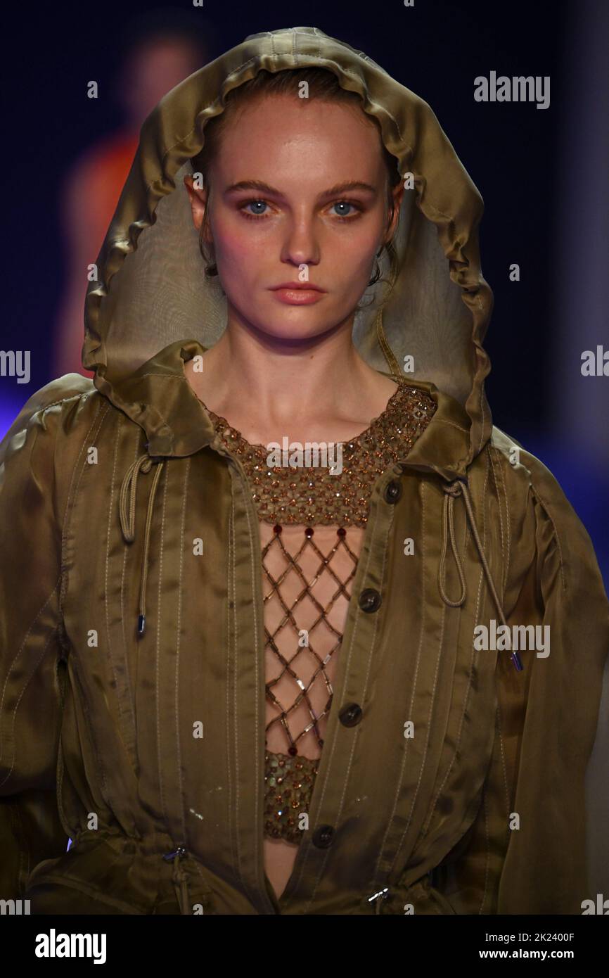 Model Fran Summers walks on the runway at the Alberta Ferretti fashion ...