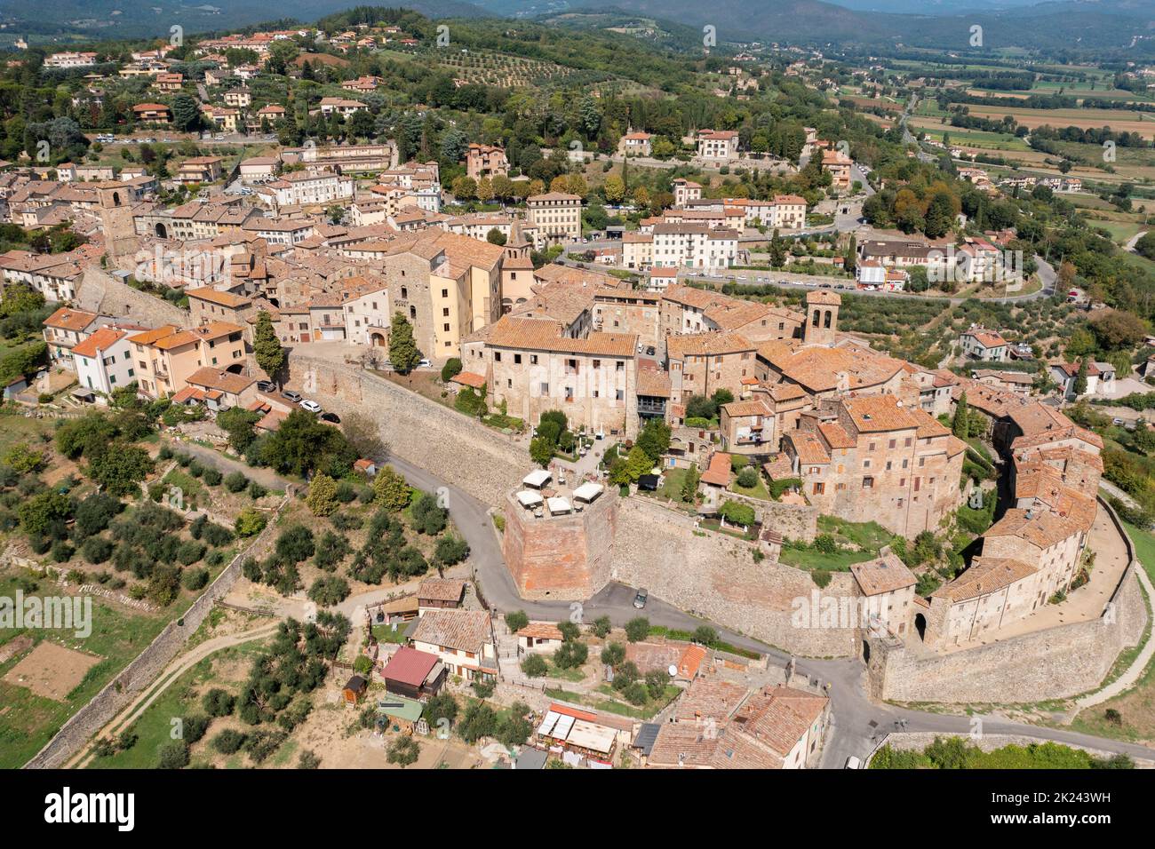 side aerial view of the town of anghiari tuscany Stock Photo - Alamy