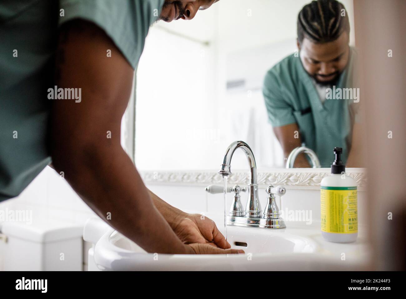 Nurse hand sanitizer hi-res stock photography and images - Alamy