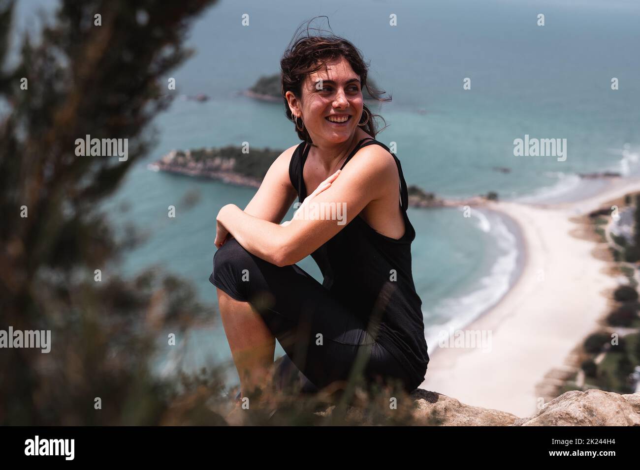 Girl with sea behind her hi-res stock photography and images - Alamy