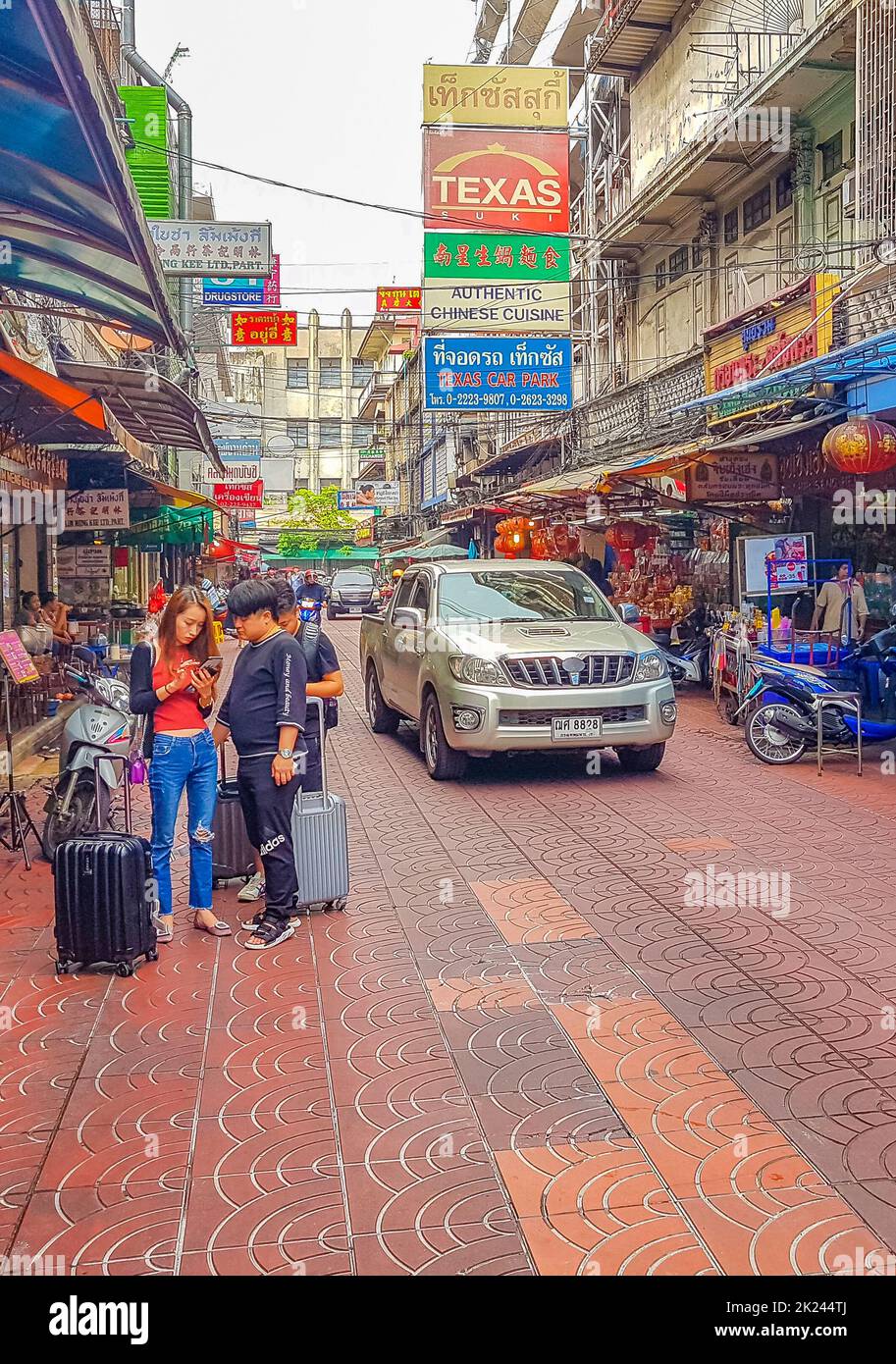 Bangkok Thailand 22. Mai 2018 Typical colorful shopping streets full of ...